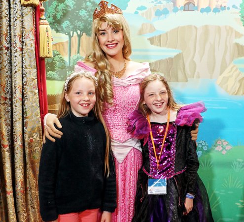 Adeline fait signer des autographes à Disney | Association Petits Princes