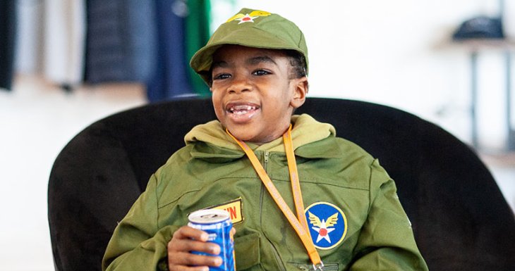 Rayan se balade en hélicoptère | Association Petits Princes